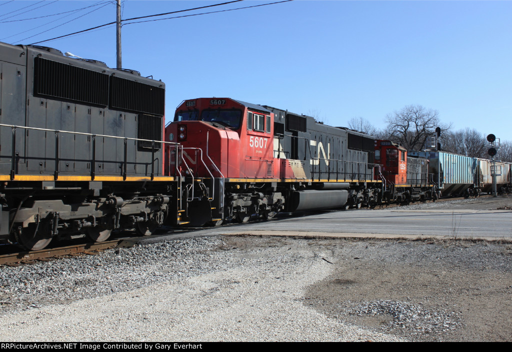 CN 5607 & SOR 1359 - Canadian National units & Southern Ontario Rail